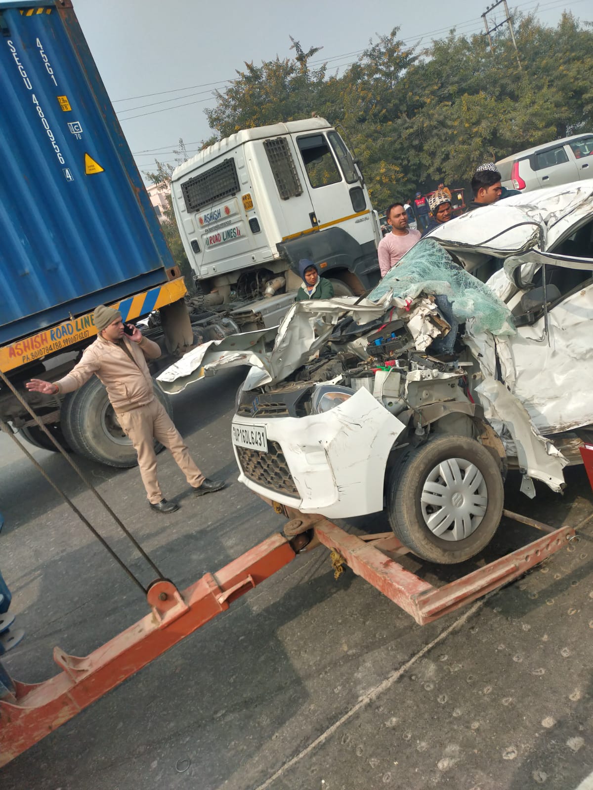 Accident: The container collided with the car, four people in the car ...